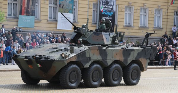 Италианските бойни машини "Freccia" дефилираха за първи път на парада в ...